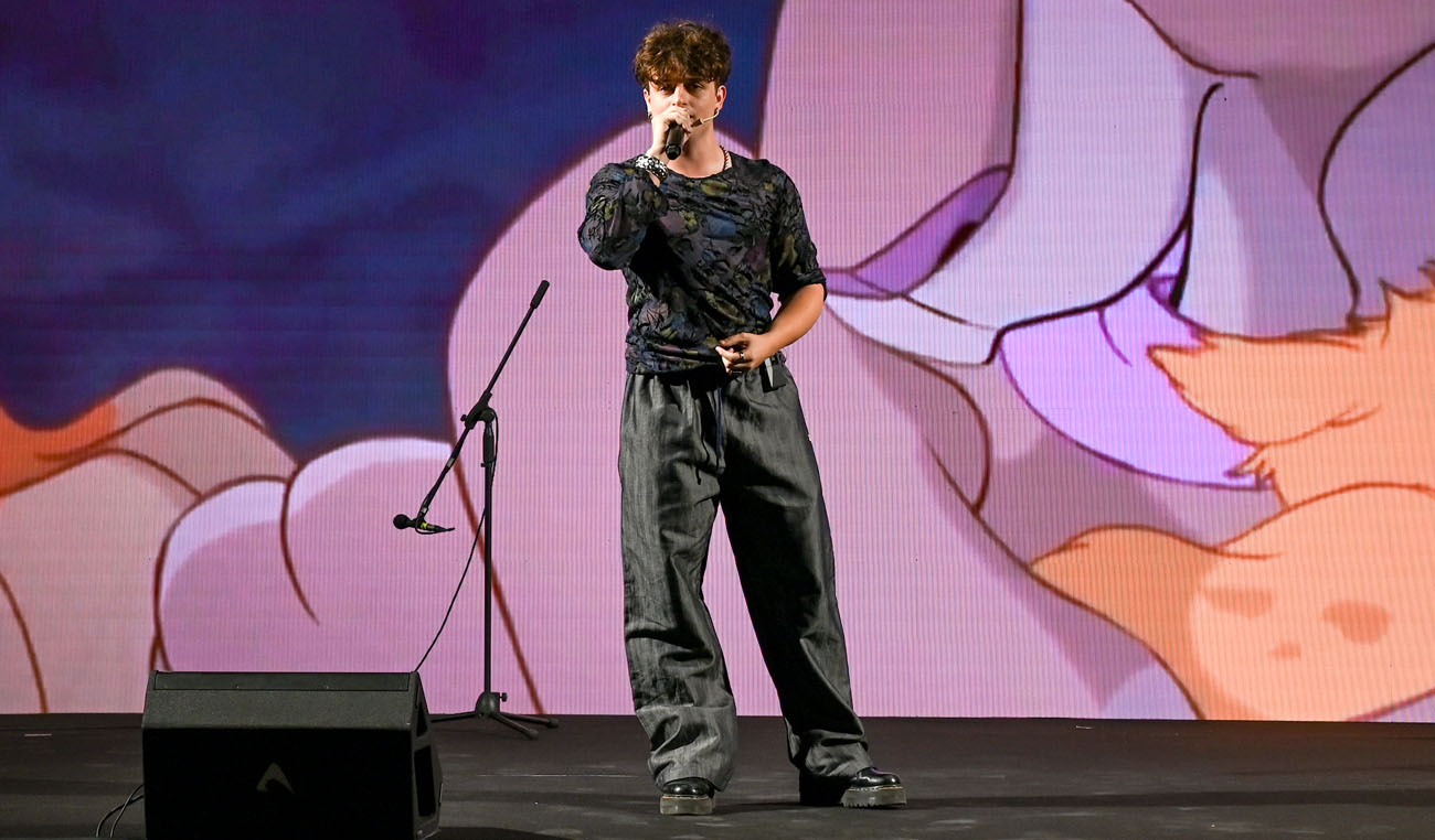 Da "Euromed Festival Accolla 2025", il co-conduttore Riccardo Suarez su ...